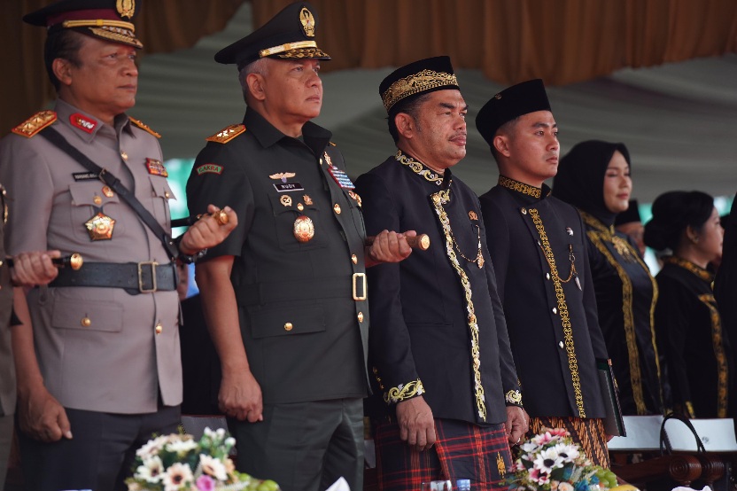 Pangdam VI/Mulawarman Hadiri Upacara Peringatan HUT Ke-68 Provinsi Kalimantan Timur - NusantaraKita